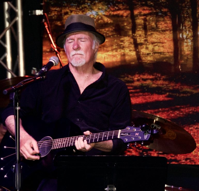 Robby Dupree Performs at Bogies – The Hollywood 360