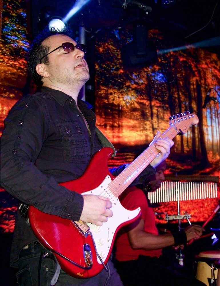 Robby Dupree Performs at Bogies – The Hollywood 360